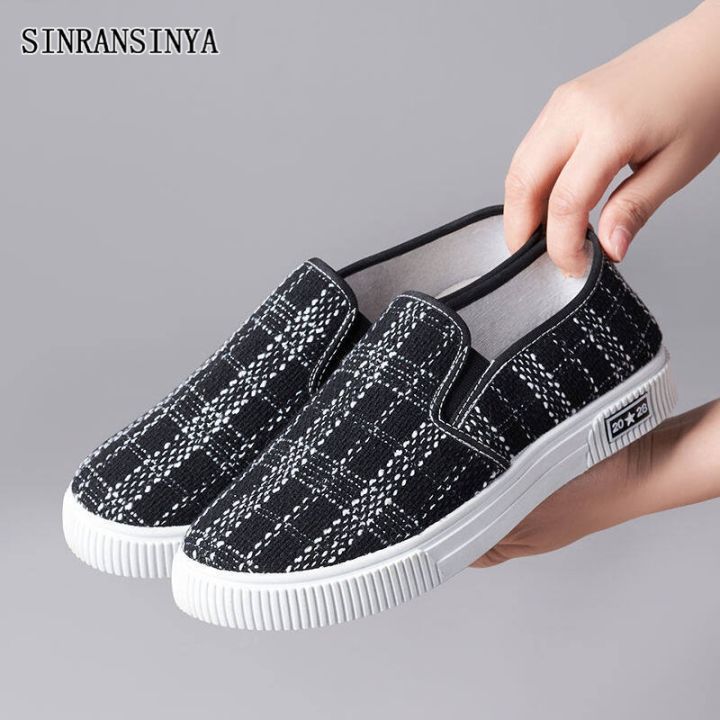 SINRANSINYA丨ผู้หญิงสีดำและสีขาวลายสก๊อตแบนลื่นบนรองเท้าผ้าใบ | Lazada.co.th
