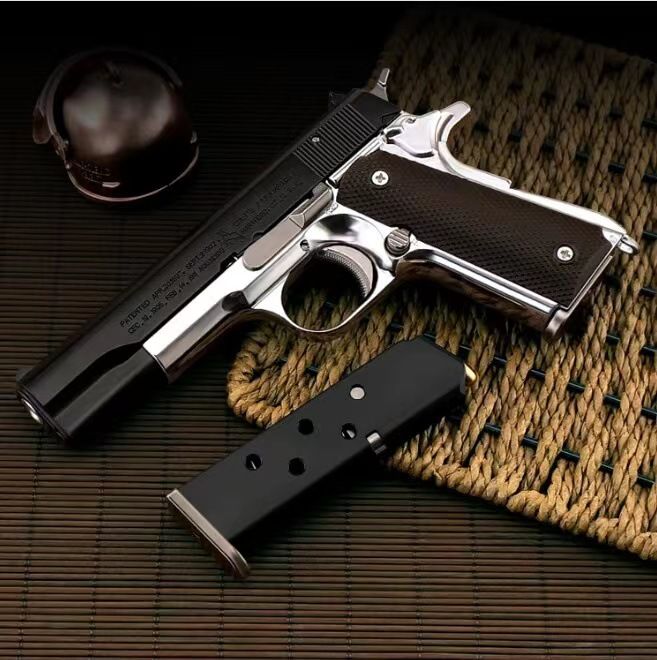 1:2.05 All-metal Colt M1911 pistol model can be thrown and disassembled ...
