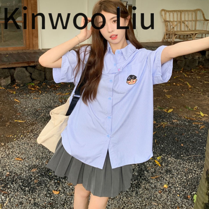 Kinwoo Liu ฉบับภาษาเกาหลีของสถาบันการศึกษาลายทางแขนสั้นเสื้อสีฟ้า ...