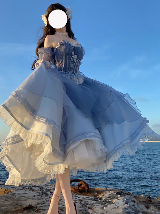 Lolita Disney wore the French blue dress of the fugitive princess, the ...