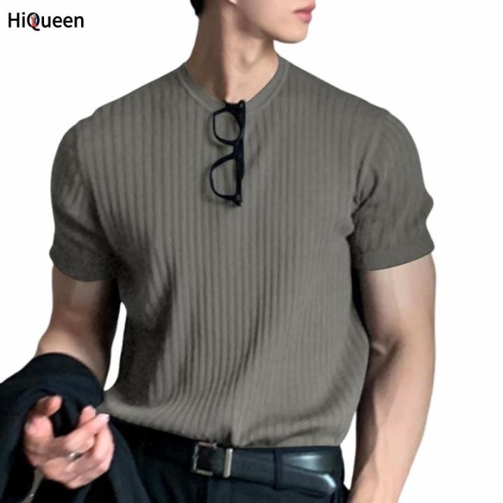 HiQueen เสื้อยืดไหมพรมยึดโครงผู้ชายแขนสั้นคอกลมเสื้อเชิ้ตสีทึบหลวมเสื้อ ...