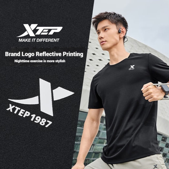 XTEP เสื้อยืดแขนสั้นผู้ชาย,2025ออกกำลังกายแห้งเร็วเสื้อกีฬาอเนกประสงค์ลำลองฤดูร้อน875228010176 ...