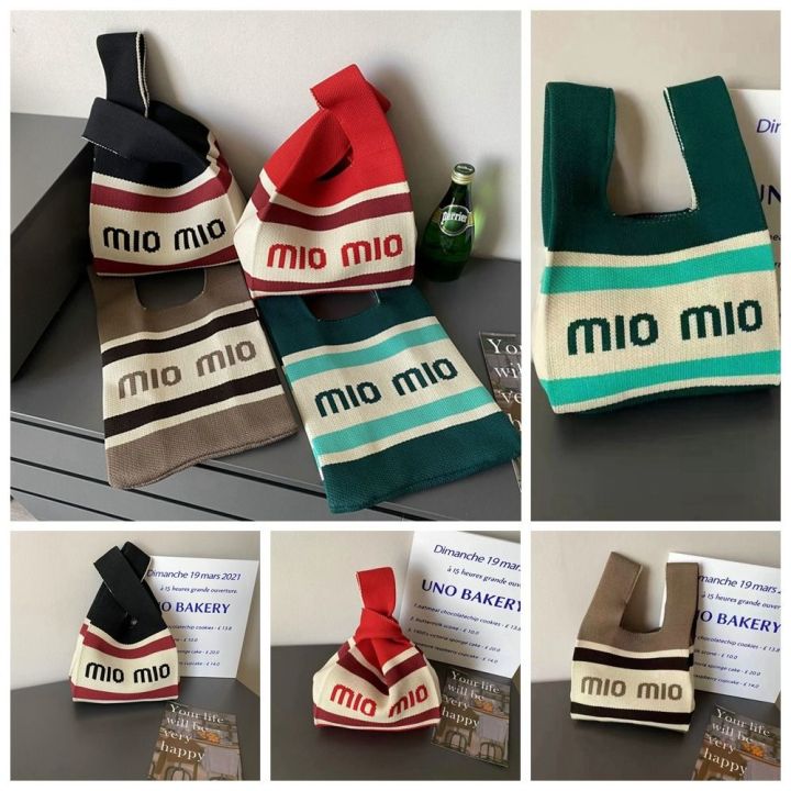 GHFT กระเป๋าโท้ท กระเป๋าข้อมือปม ผ้าทอทอ แถบลายทาง กระเป๋าถักมีตัวอักษร ...