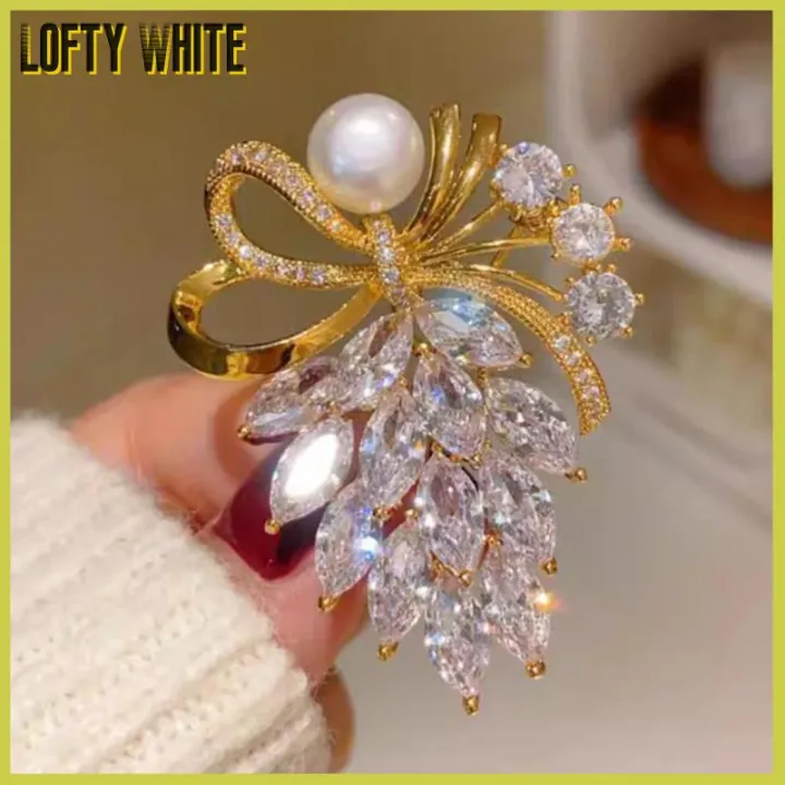 Lofty White เข็มกลัดแฟชั่นประดับคริสตัลรูปโบว์ติดมุกเสื้อโค้ทสำหรับผู้หญิงของขวัญเครื่องประดับ ...