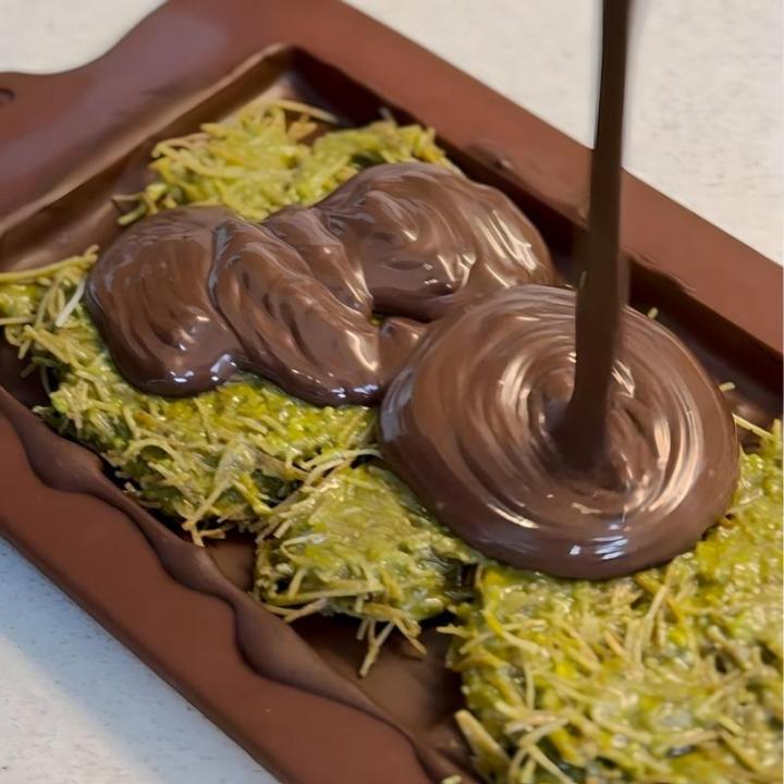 Pistachio Knafeh pek Bar coklat yang disumbat dengan acuan coklat yang ...