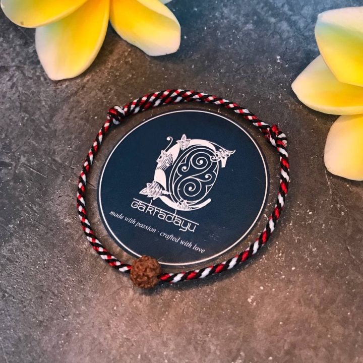 Gelang Tridatu khas Bali dengan Biji Genitri Rudraksha untuk Kesehatan ...