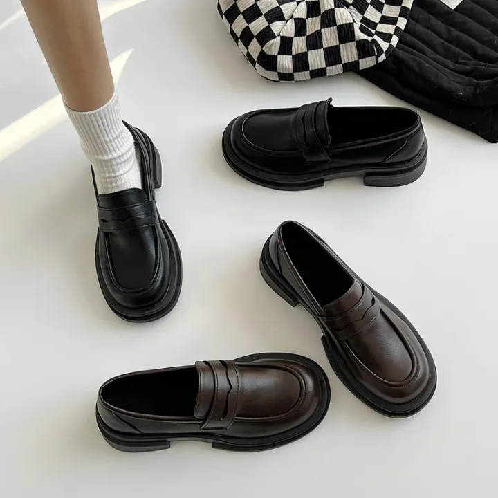 Belle Japanese women with small leather shoes in the autumn of 2022 ...