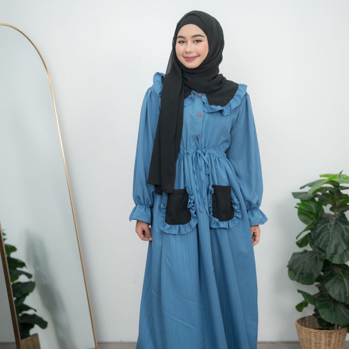 เดรสคอระบาย แขนสม็อค มีกระเป๋าด้านหน้า มีเชือกผูกเอวปรับระดับ เนื้อผ้าด็อบบี้รุ่นใหม่ ทันสมัย ...