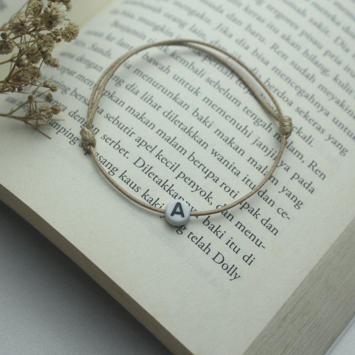 [ ADIKATA.ID ] Gelang inisial huruf alfabet A-Z bentuk bulat/ gelang ...