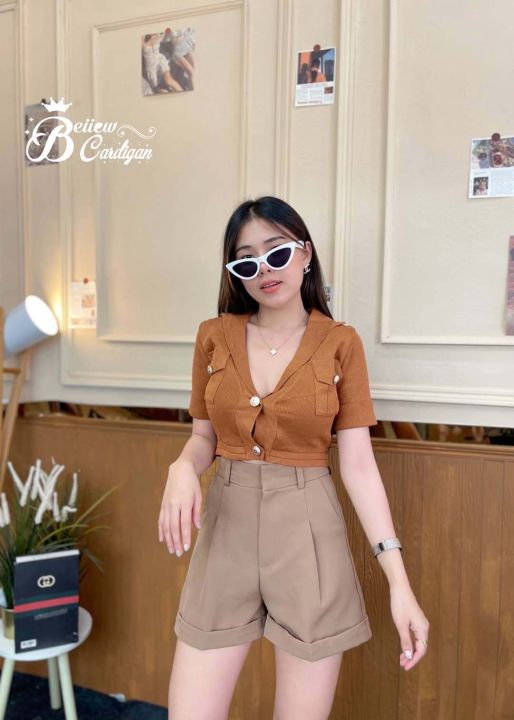 BW.warisara🦄เสื้อครอปเอวลอย งานผ้าไหมพรมทรงคอเว้าแต่งโปโลกระดุมผ่าหน้าและกระเป๋าหลอกทั้ง2ด้าน ...