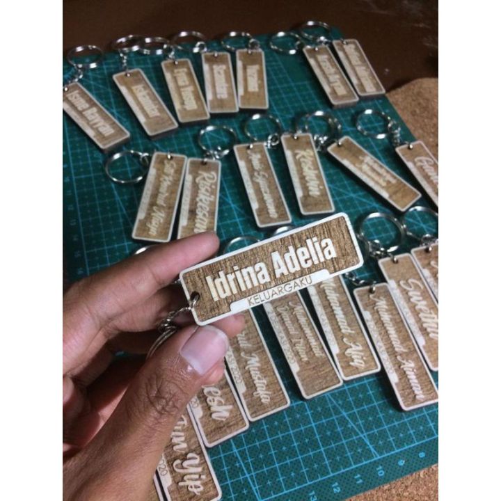 CUSTOM KEYCHAIN NAME NAMA ENGRAVE KAYU WOOD STUDENT GURU FAMILY hadiah ...