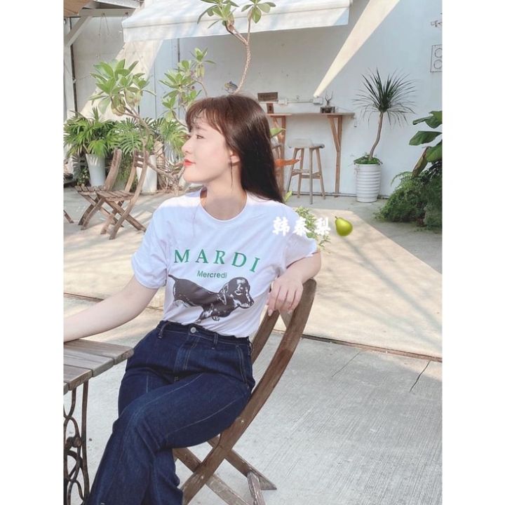Áo thun ngắn tay in họa tiết của Mardi vàng bạc vàng cùng phong cách ...