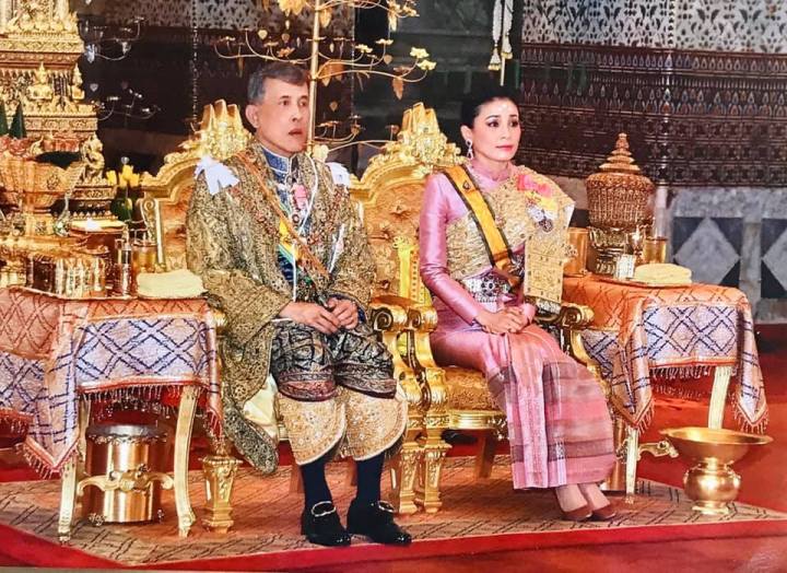 ภาพมงคล ร.10 พระราชินี รูปภาพติดผนัง ขนาดภาพ 15x21 นิ้ว หรือ ( 38 cm. x ...