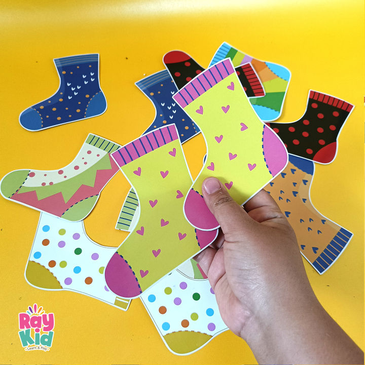 Mainan edukasi motorik anak mencocokkan motif kaus kaki busy page ...