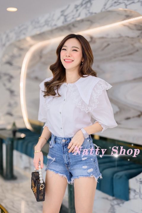 BW.warisara🦄เสื้อสีขาว เข้าวัด ทำบุญเชิญค่าา แขนสามส่วนดีเทลคอปกทหารตกแต่งลูกไม้สีขาว ระบายๆๆงาน ...