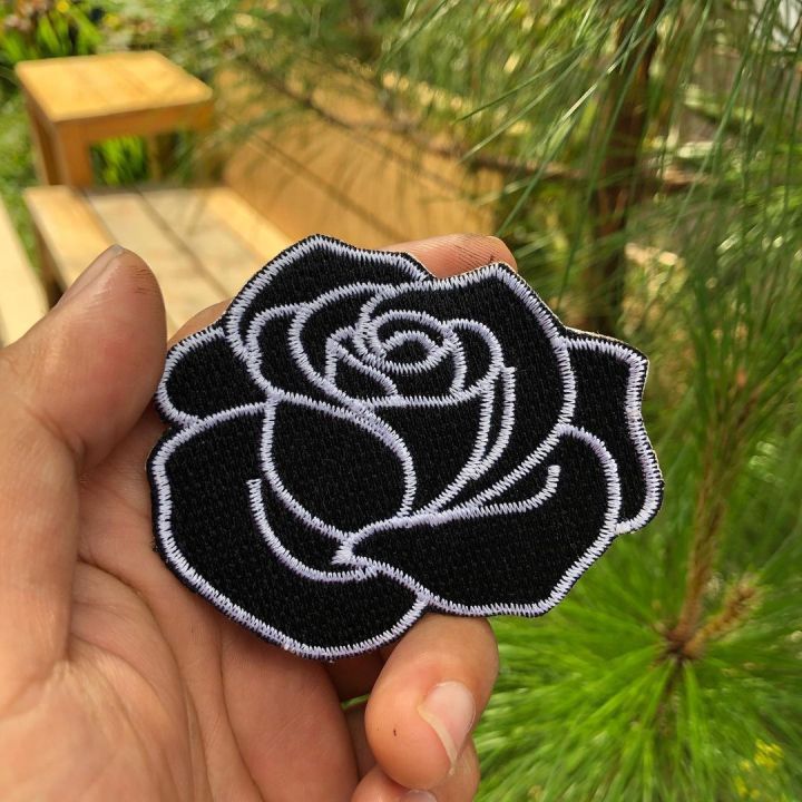 PATCH ON ! EMBLEM BORDIR BUNGA MAWAR ROSE HITAM PUTIH | Lazada Indonesia