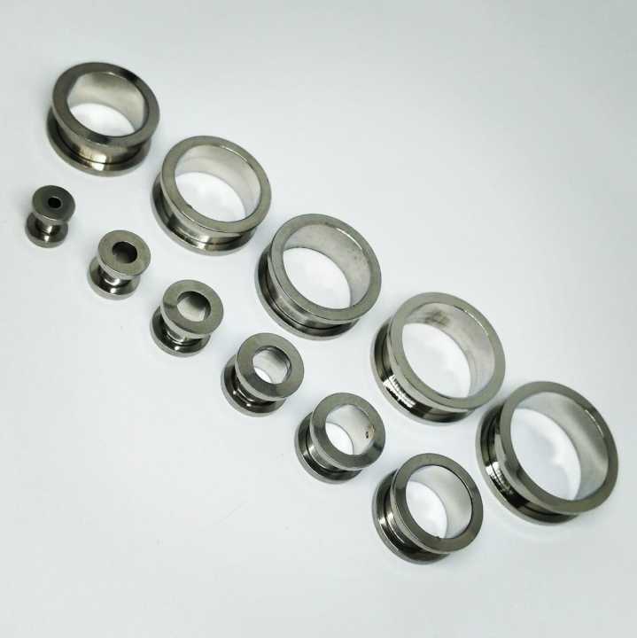 Piercing telinga pria warna silver / Anting plug piercing bahan ...