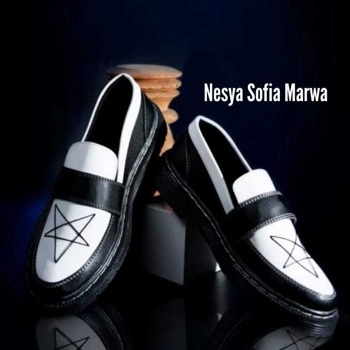 epatu Penny Loafer Docmart Bintang Hitam Putih Vintage Pria Wanita ...