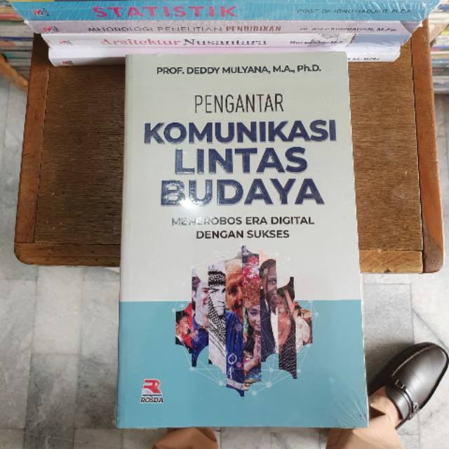 Pengantar Komunikasi Lintas Budaya Menerobos Era Digital Dengan Sukses- Deddy Mulyana | Lazada ...