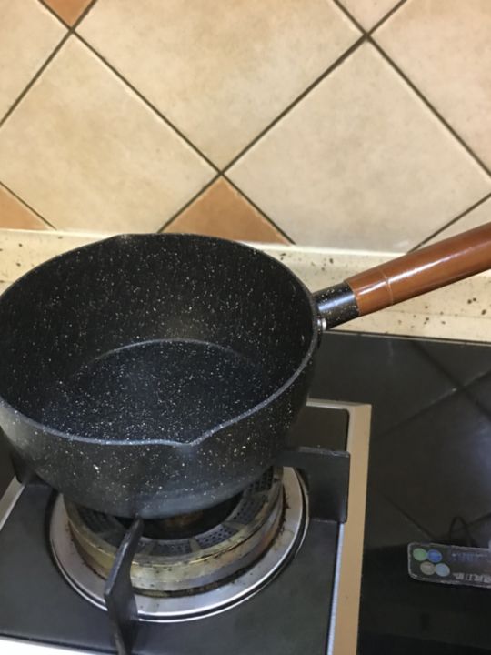 Picking up leaks in Japanese style rice stone pot, snow flat pot, non ...