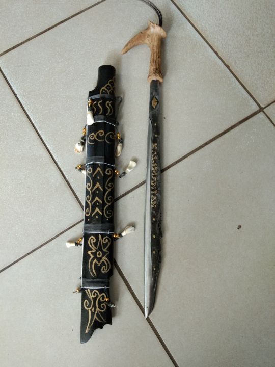 Mandau Ethnik Kalimantan Gagang Fiber dengan gigi sapi asli | Lazada ...