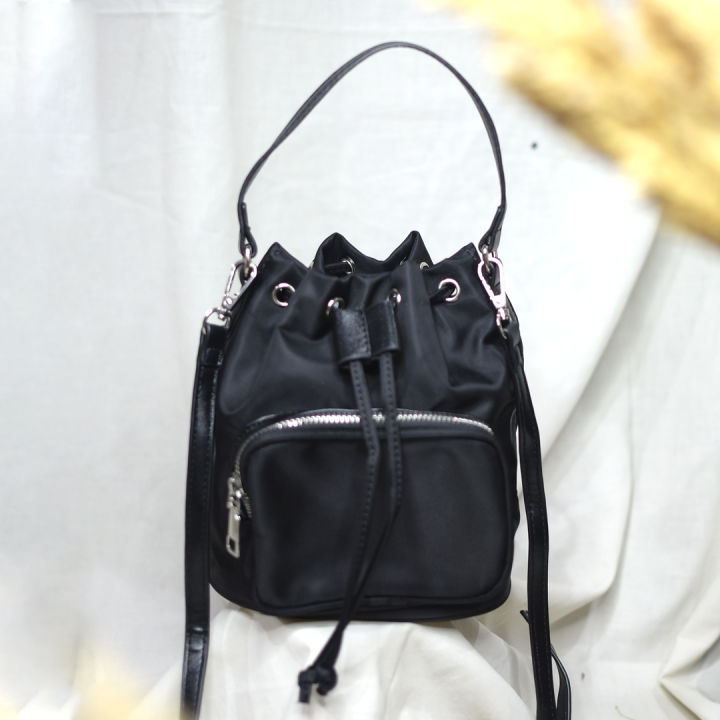 More584 Tas Selempang Serut Bucket Nilon Wanita Kori Motif Polos ...