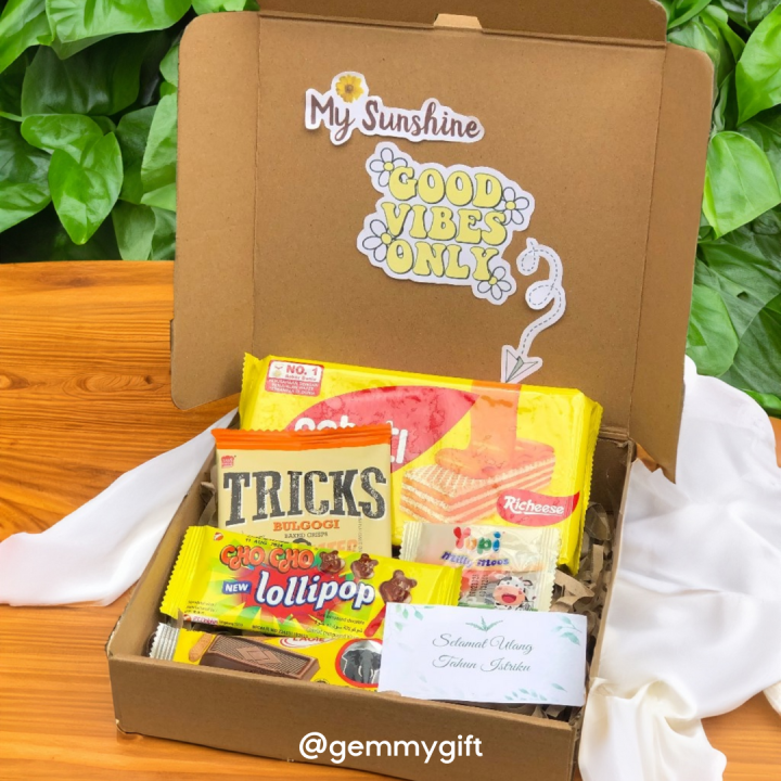 HAMPERS SNACK BOX JAJANAN KADO ULANG TAHUN CEWEK WARNA KUNING GRATIS ...