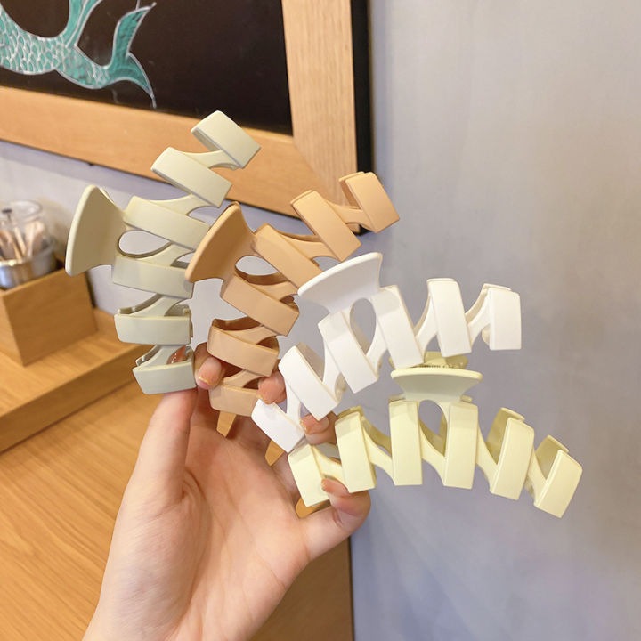 Hanni. Korean Faashion Irregular Hair Claw Elegant Matt Hair Clamp Hair ...