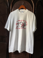 เสื้อยืดขาว พร้อมกราฟิกดีไซน์ ข้อความ Walk On The Wild Side และ With ...