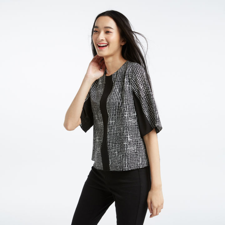 VANNSTOFF Cynthia Blouse เสื้อคอกลมแต่งดำแขนสั้นผ้าลายขาวดำ | Lazada.co.th