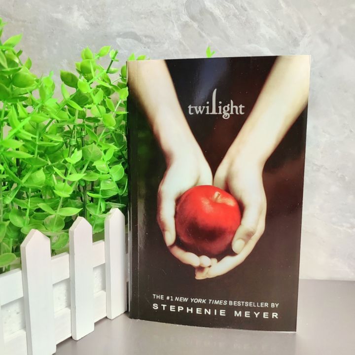 Twilight By Stephenie Meyer (The Twilight Saga, Book 1) | Lazada