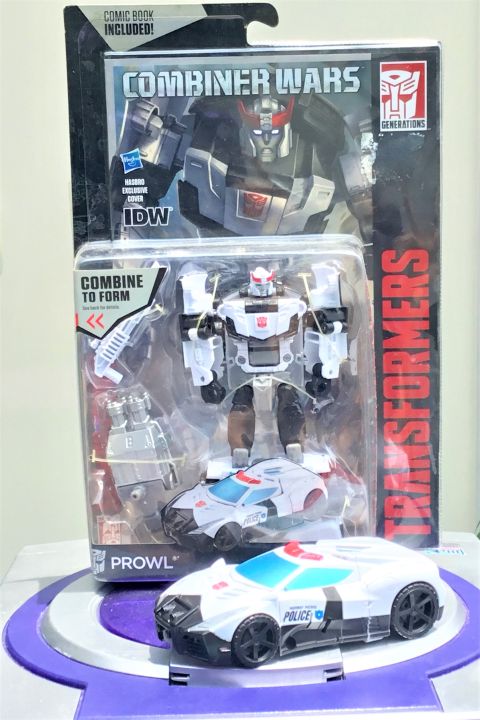 Transformers Combiner Wars Prowl combines to form Optimus Maximus ...