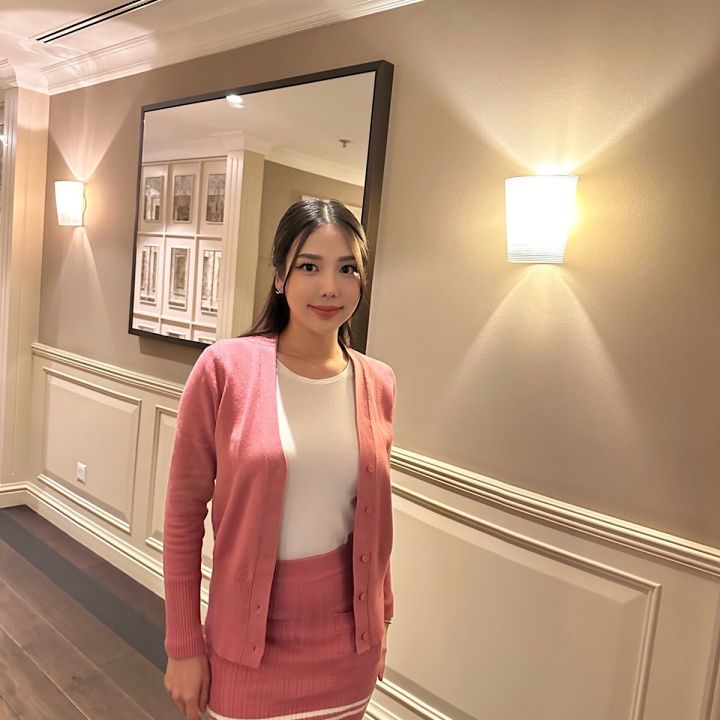 PETCHPLOY Smith Set เสื้อคาดิแกนและ mini Skirt ผ้าไหมพรมนิ่ม ระบายอากศได้ดี ไม่ร้อน ทรงสวยเก็บ ...